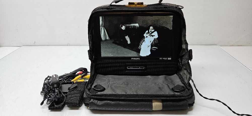Philips Dual 9" Widescreen Portable DVD Player Bundle PD9012/37 ...