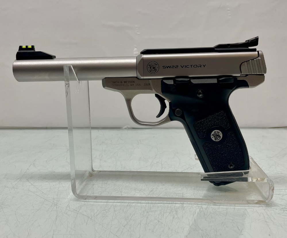 Smith & Wesson SW22 Victory .22LR Semi-Automatic Pistol w/1 Magazine ...