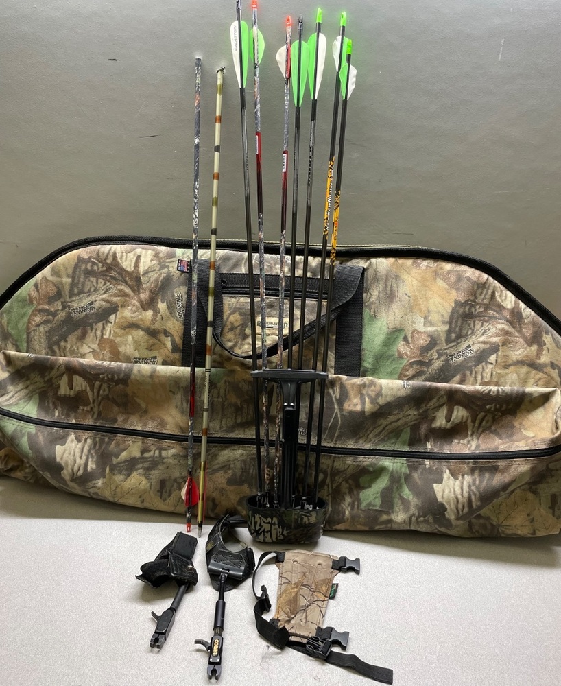 PSE Nova Game Sport Compound Bow with Soft Case & 7 Arrows | Capitol ...